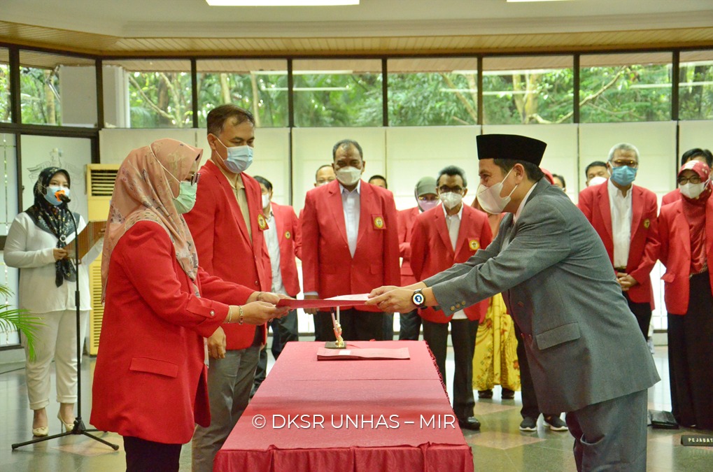 Rektor Unhas Lantik 31 Pejabat Tugas Tambahan dan Serahkan 9 SK Jabatan Profesor - Hasanuddin ...