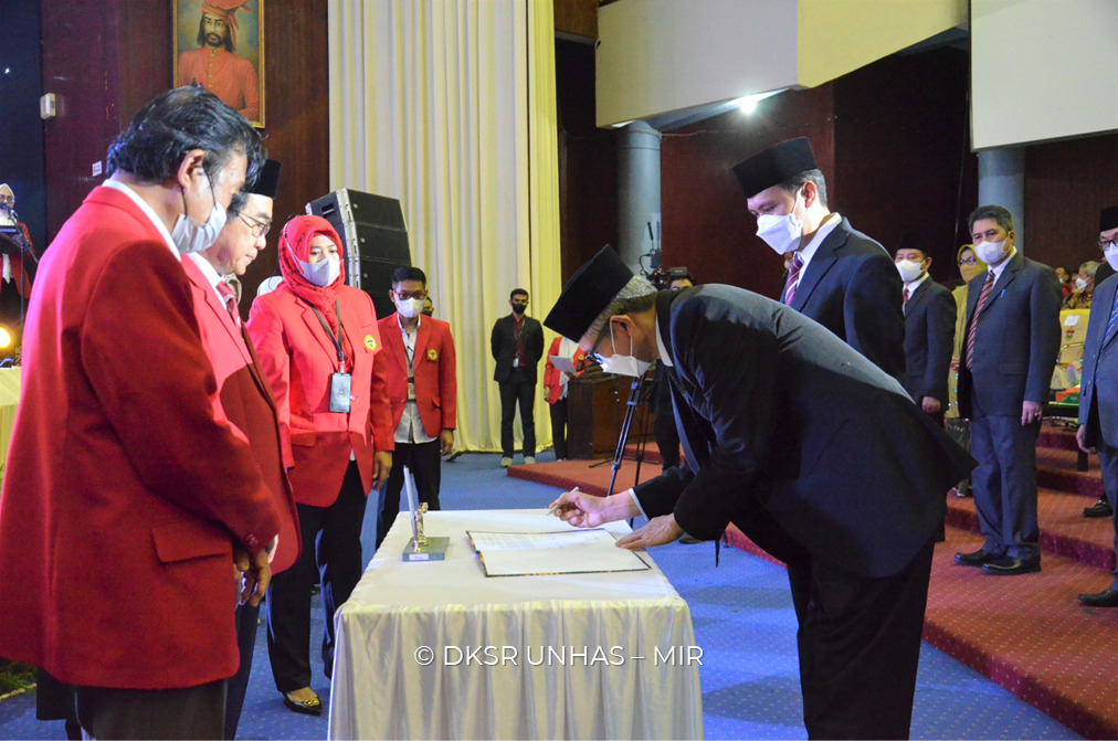 Rektor Unhas Lantik 26 Pejabat Tugas Tambahan Lingkup Unhas - Hasanuddin University