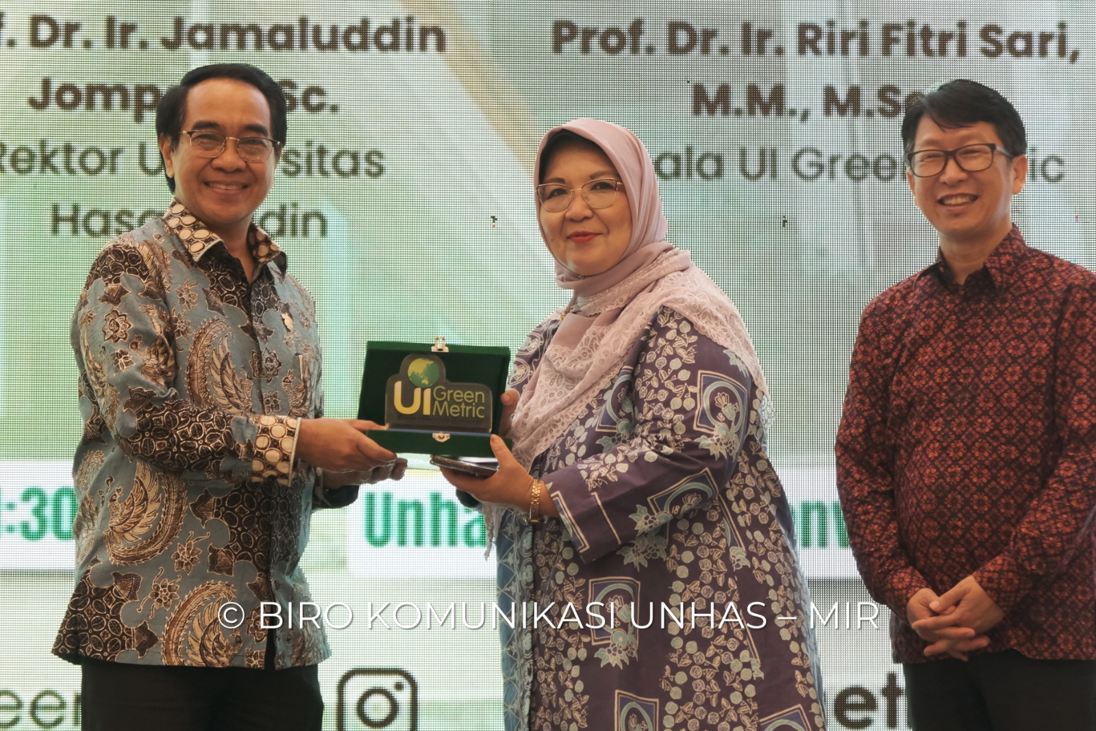 Unhas Raih Penghargaan UI GreenMetrics sebagai Kampus Penerapan Paling ...