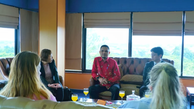 Kerja Sama Strategis: Dekan FKG dan Direktur RSGM Unhas Gandeng Dua ... Kerja Sama Strategis: Dekan FKG dan Direktur RSGM Unhas Gandeng Dua ...