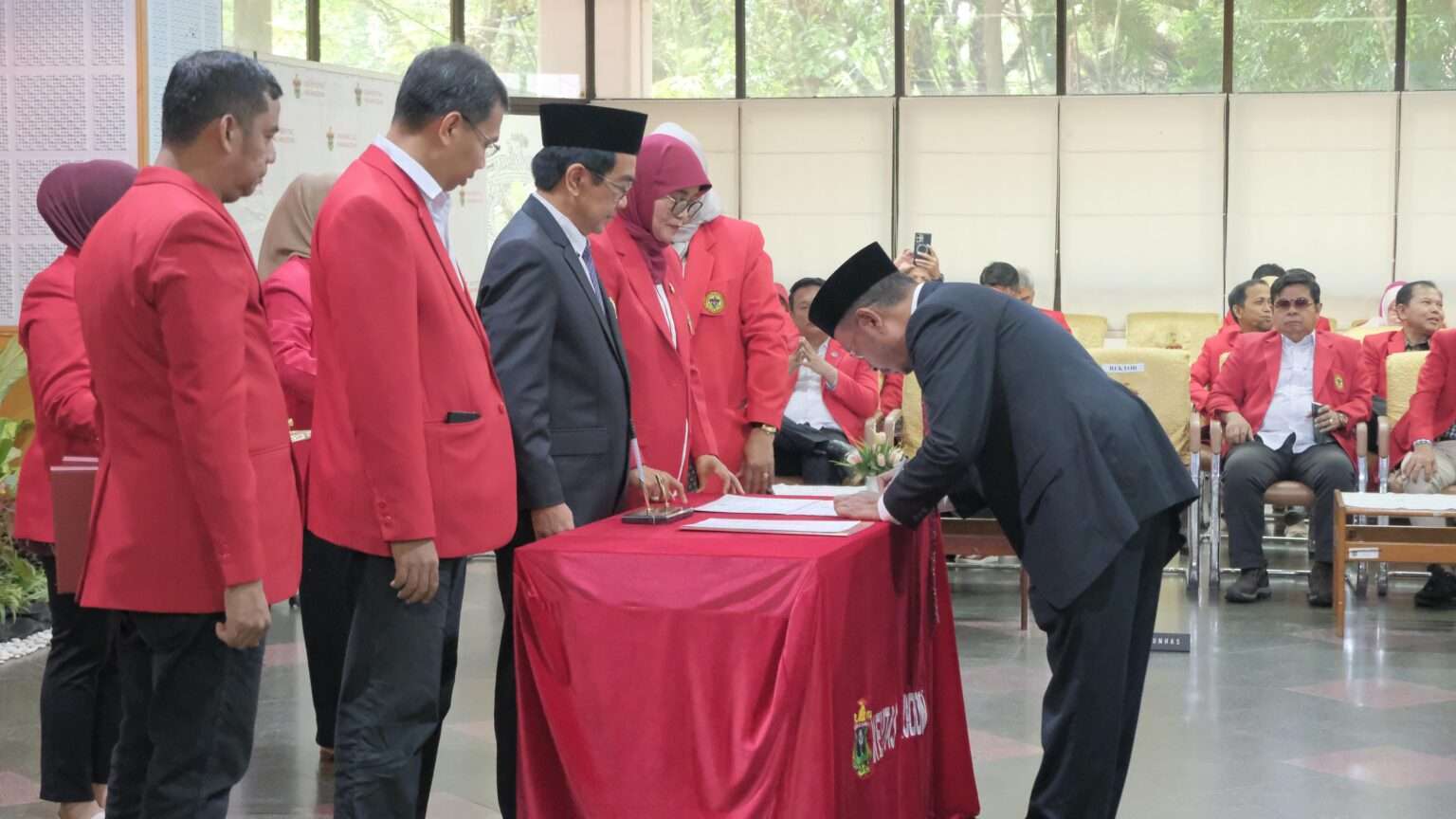 Dari Dekan hingga Kepala Sub Bagian, Ini Nama-nama Pejabat Baru Unhas ...
