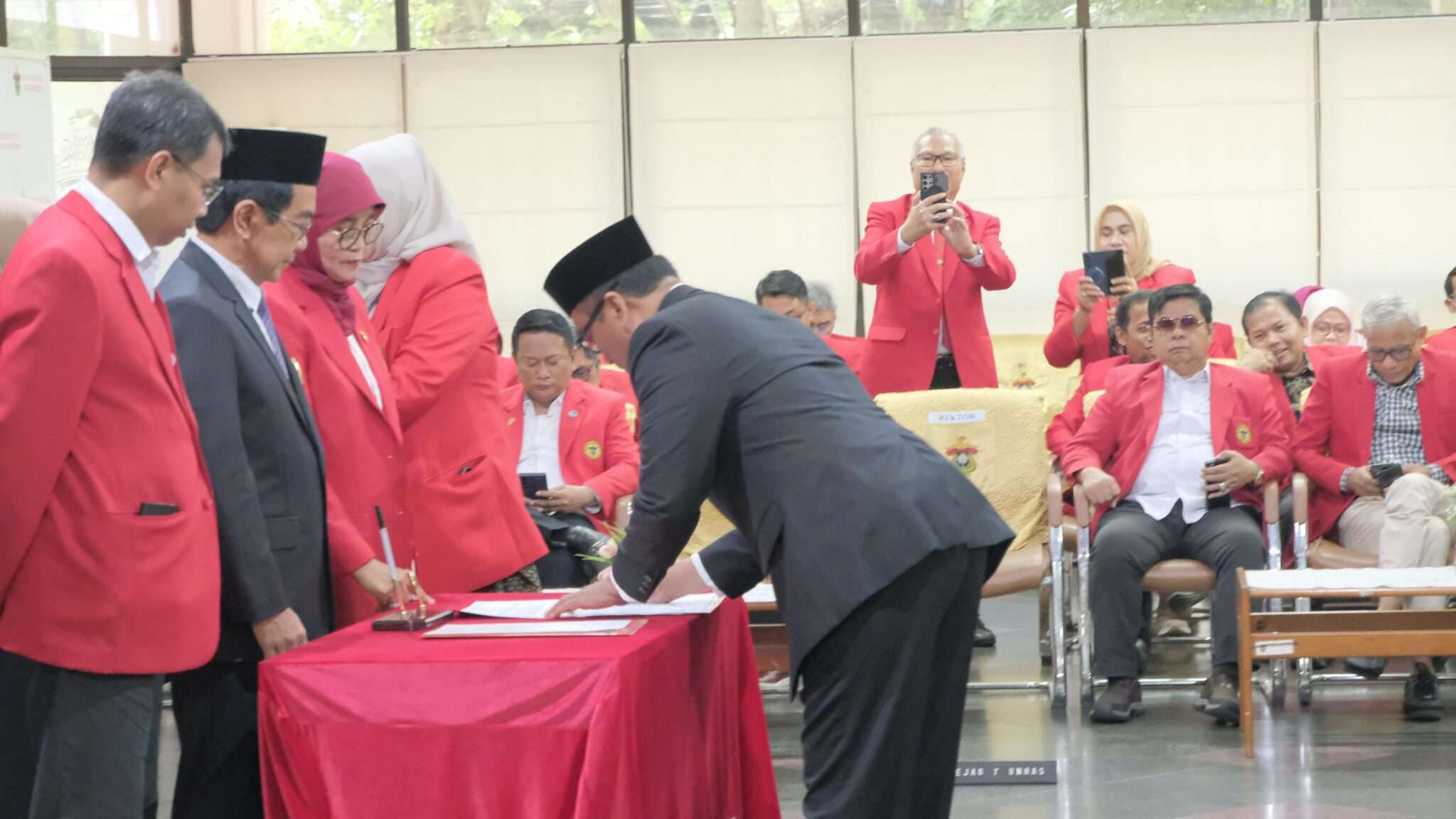 Dari Dekan hingga Kepala Sub Bagian, Ini Nama-nama Pejabat Baru Unhas ...