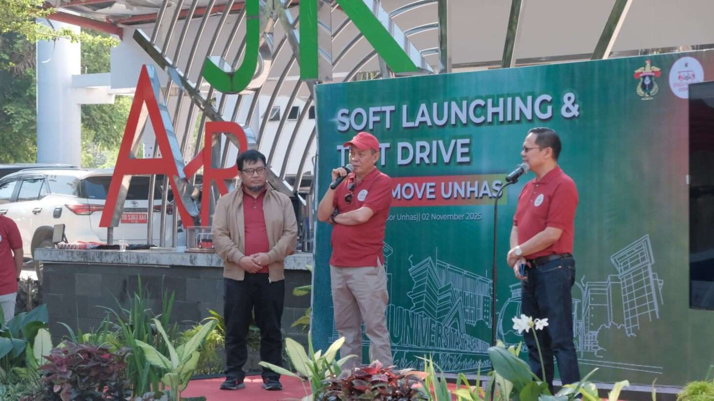 Unhas Perkenalkan ENGI-MOVE, Mobil Listrik Kreasi Fakultas Teknik ...